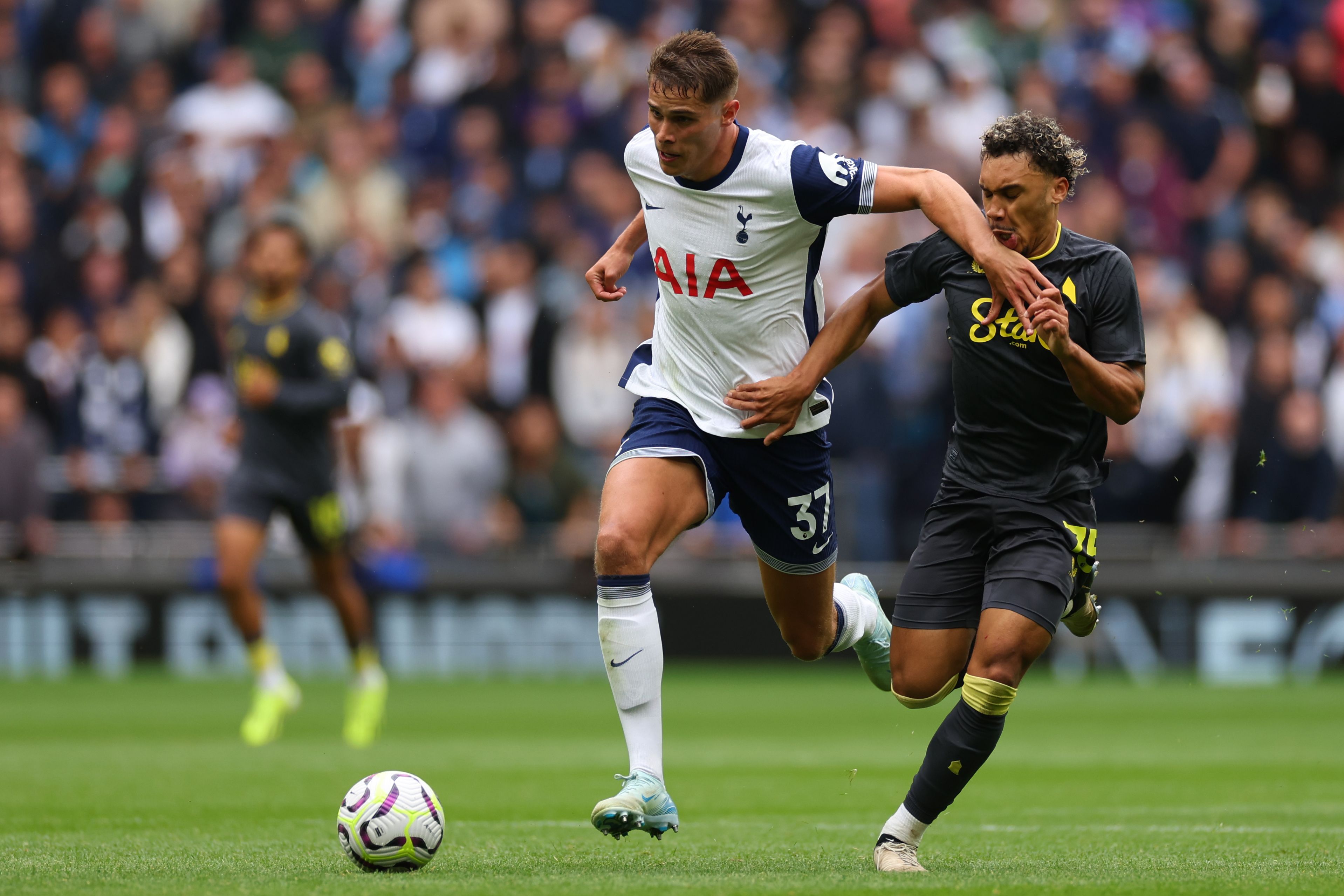 Top 10 Fastest Football Players in the World (2024)